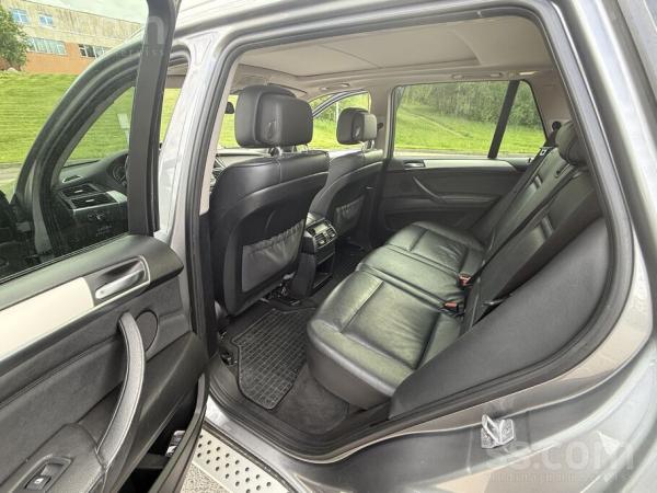 Grey BMW X5 2013 in Kraslava, with an engine capacity of 3.00 L and mileage of 297 thousand km for 11000 €, photo 9 on AUTOMOTO.COM.LV