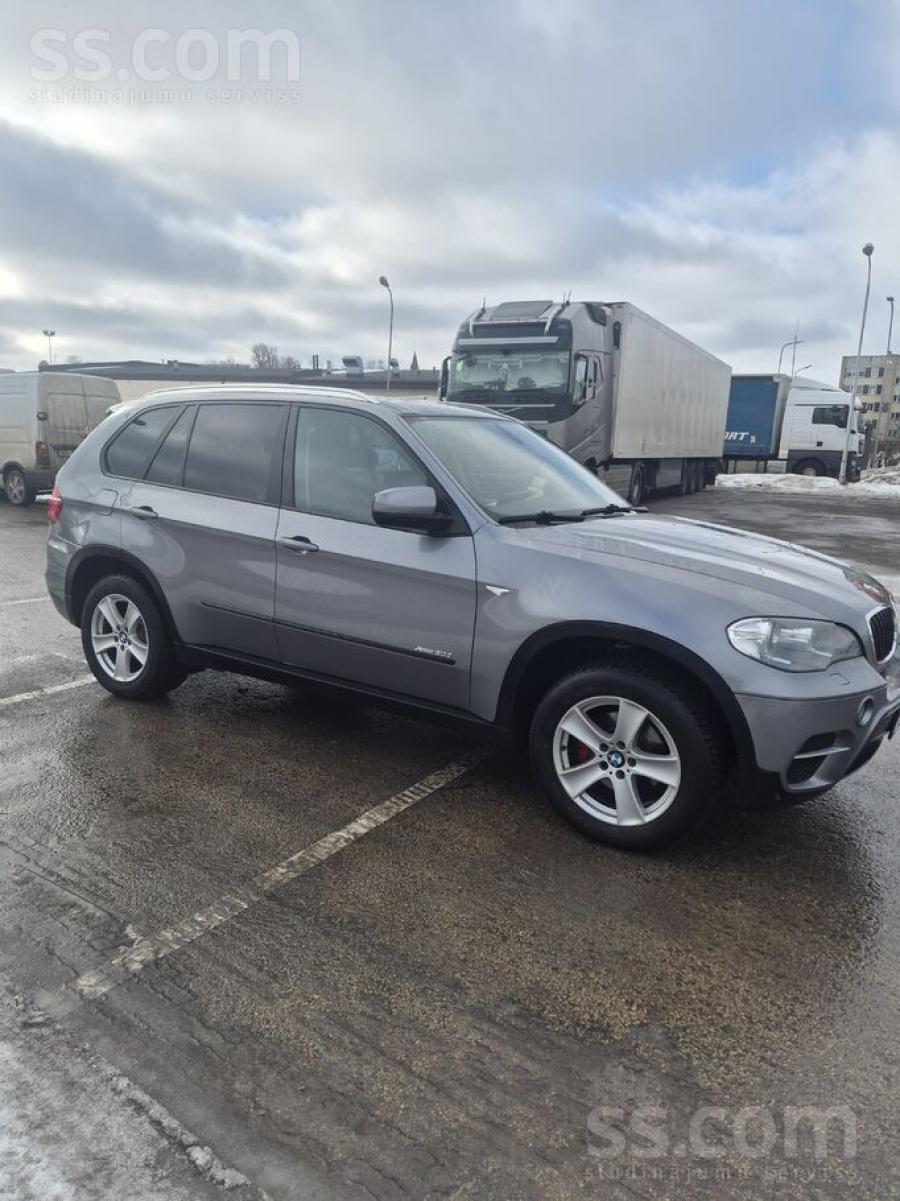 Grey BMW X5 2013 in Jekabpils, with an engine capacity of 3.00 L and mileage of 217 thousand km for 9500 €, photo 4 on AUTOMOTO.COM.LV