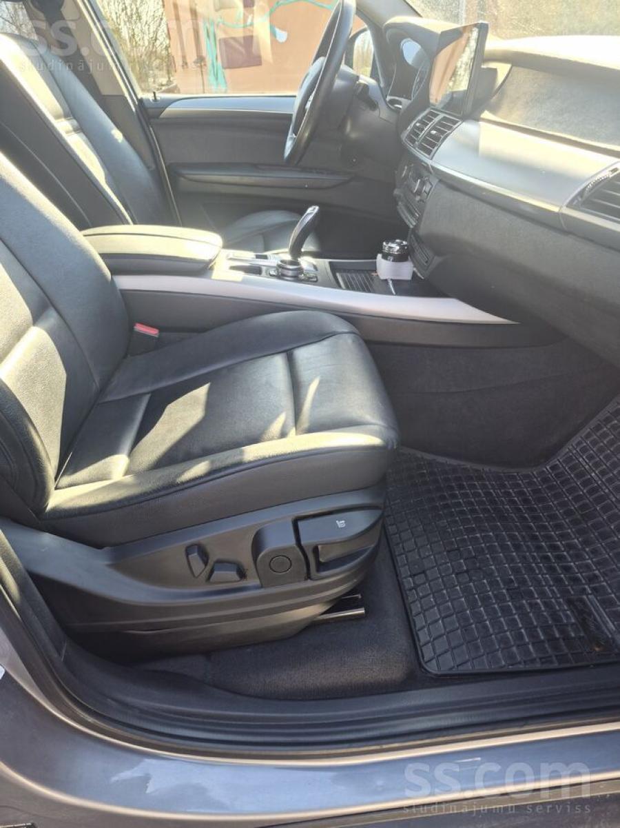 Grey BMW X5 2013 in Jekabpils, with an engine capacity of 3.00 L and mileage of 217 thousand km for 9500 €, photo 9 on AUTOMOTO.COM.LV