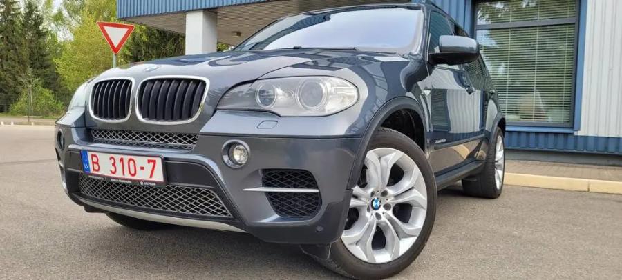Grey BMW X5 2013 in Riga, with an engine capacity of 3.00 L and mileage of 324 thousand km for 11000 €, photo 1 on AUTOMOTO.COM.LV