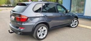 Grey BMW X5 2013 in Riga, with an engine capacity of 3.00 L and mileage of 324 thousand km for 11000 €, photo 4 on AUTOMOTO.COM.LV