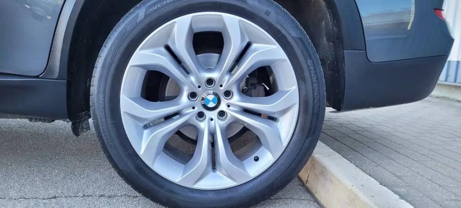 Grey BMW X5 2013 in Riga, with an engine capacity of 3.00 L and mileage of 324 thousand km for 11000 €, photo 9 on AUTOMOTO.COM.LV