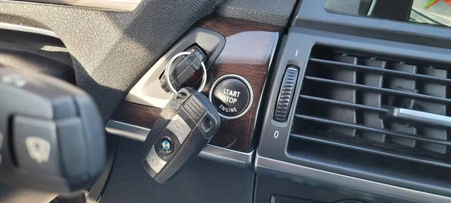 Grey BMW X5 2013 in Riga, with an engine capacity of 3.00 L and mileage of 324 thousand km for 11000 €, photo 17 on AUTOMOTO.COM.LV