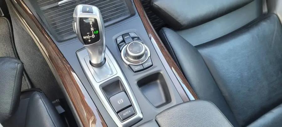 Grey BMW X5 2013 in Riga, with an engine capacity of 3.00 L and mileage of 324 thousand km for 11000 €, photo 19 on AUTOMOTO.COM.LV