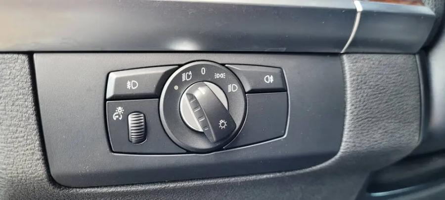 Grey BMW X5 2013 in Riga, with an engine capacity of 3.00 L and mileage of 324 thousand km for 11000 €, photo 32 on AUTOMOTO.COM.LV