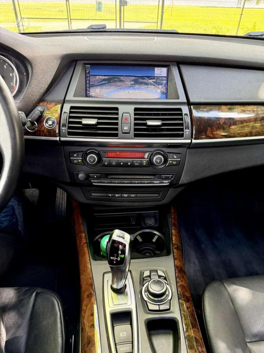 Grey BMW X5 2013 in Kaunas, with an engine capacity of 2.98 L and mileage of 235 thousand km for 7700 €, photo 14 on AUTOMOTO.COM.LV