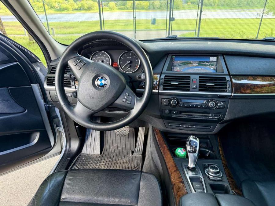 Grey BMW X5 2013 in Kaunas, with an engine capacity of 2.98 L and mileage of 235 thousand km for 7700 €, photo 16 on AUTOMOTO.COM.LV