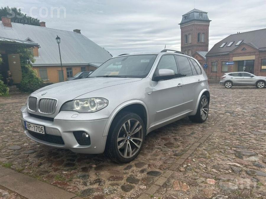 Grey BMW X5 2013 in Riga, with an engine capacity of 3.00 L and mileage of 36 thousand km for 9500 €, photo 1 on AUTOMOTO.COM.LV