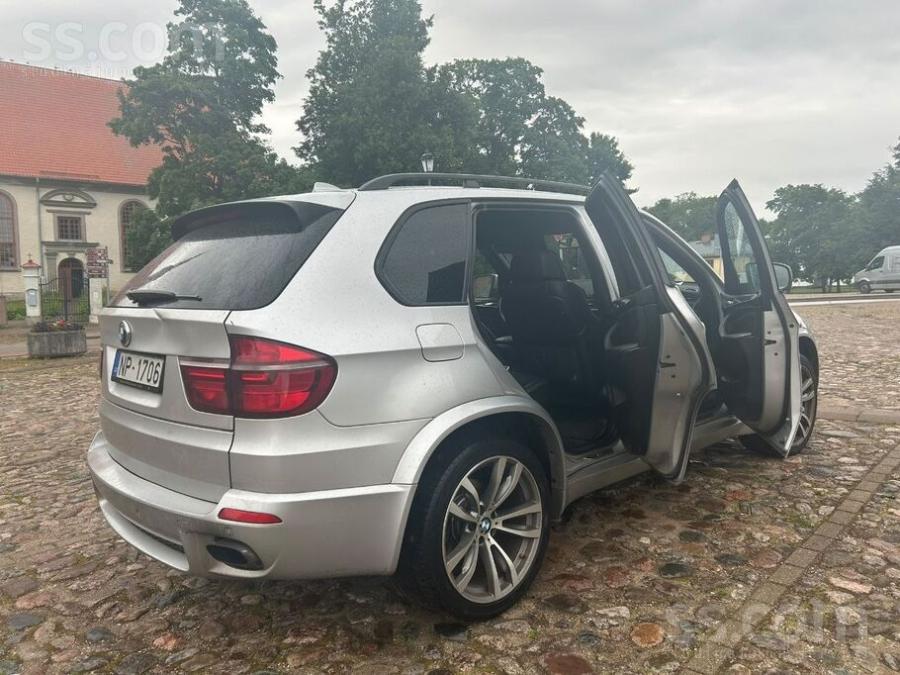 Grey BMW X5 2013 in Riga, with an engine capacity of 3.00 L and mileage of 36 thousand km for 9500 €, photo 4 on AUTOMOTO.COM.LV