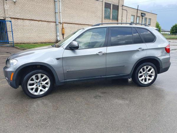 Grey BMW X5 2013 in Siauliai, with an engine capacity of 2.98 L and mileage of 235 thousand km for 4450 €, photo 1 on AUTOMOTO.COM.LV