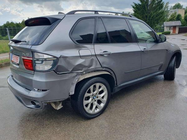 Grey BMW X5 2013 in Siauliai, with an engine capacity of 2.98 L and mileage of 235 thousand km for 4450 €, photo 10 on AUTOMOTO.COM.LV