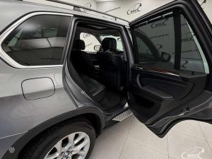 Pelēks BMW X5 2013 Viļņa, ar dzinēja tilpumu 2.99 L un nobraukumu 284 tūkst. km par 9900 €, foto 14 vietnē AUTOMOTO.COM.LV