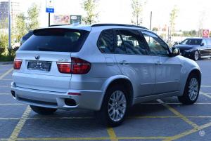Grey BMW X5 2013 in Vilnius, with an engine capacity of 2.99 L and mileage of 331 thousand km for 10950 €, photo 5 on AUTOMOTO.COM.LV