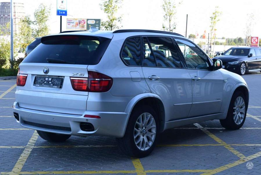 Grey BMW X5 2013 in Vilnius, with an engine capacity of 2.99 L and mileage of 331 thousand km for 10950 €, photo 5 on AUTOMOTO.COM.LV