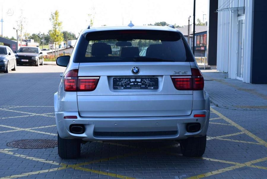 Grey BMW X5 2013 in Vilnius, with an engine capacity of 2.99 L and mileage of 331 thousand km for 10950 €, photo 6 on AUTOMOTO.COM.LV