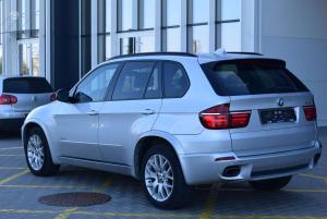 Grey BMW X5 2013 in Vilnius, with an engine capacity of 2.99 L and mileage of 331 thousand km for 10950 €, photo 7 on AUTOMOTO.COM.LV