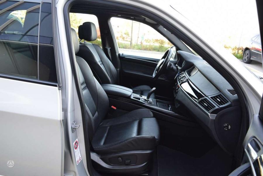 Grey BMW X5 2013 in Vilnius, with an engine capacity of 2.99 L and mileage of 331 thousand km for 10950 €, photo 8 on AUTOMOTO.COM.LV