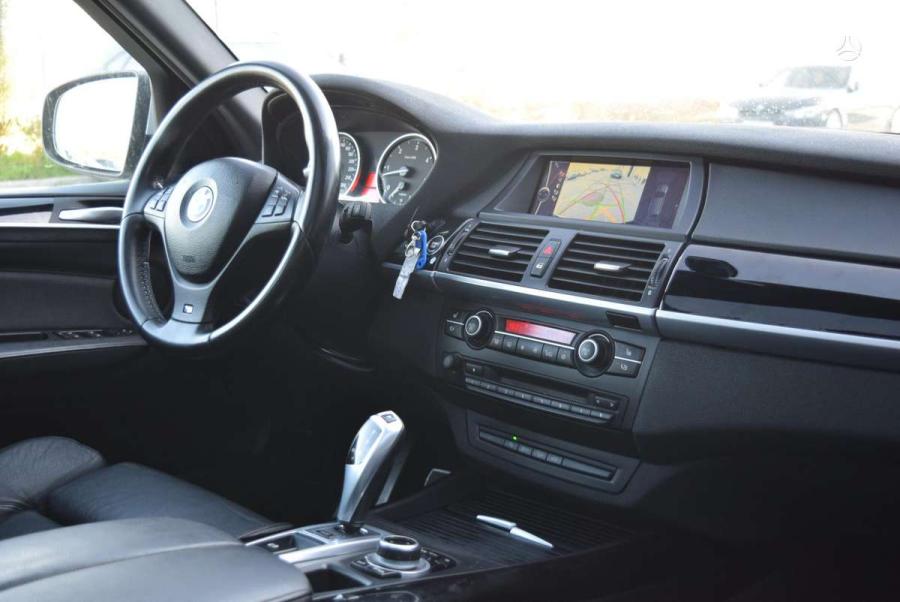 Grey BMW X5 2013 in Vilnius, with an engine capacity of 2.99 L and mileage of 331 thousand km for 10950 €, photo 11 on AUTOMOTO.COM.LV