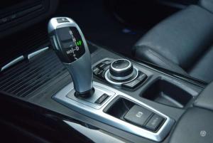 Grey BMW X5 2013 in Vilnius, with an engine capacity of 2.99 L and mileage of 331 thousand km for 10950 €, photo 20 on AUTOMOTO.COM.LV