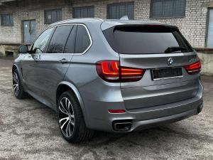 Grey BMW X5 2014 in Utena, with an engine capacity of 2.00 L and mileage of 279 thousand km for 15700 €, photo 5 on AUTOMOTO.COM.LV