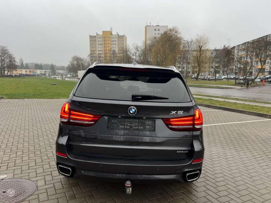 Grey BMW X5 2014 in Kaunas, with an engine capacity of 2.00 L and mileage of 233 thousand km for 17950 €, photo 4 on AUTOMOTO.COM.LV