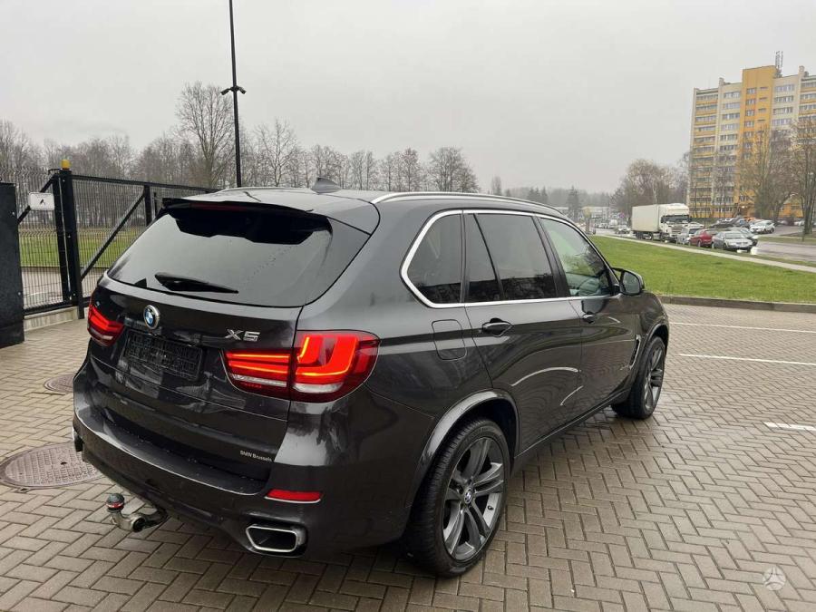 Grey BMW X5 2014 in Kaunas, with an engine capacity of 2.00 L and mileage of 233 thousand km for 17950 €, photo 5 on AUTOMOTO.COM.LV