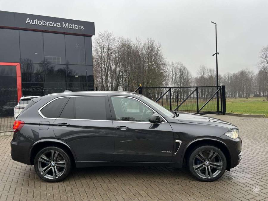 Grey BMW X5 2014 in Kaunas, with an engine capacity of 2.00 L and mileage of 233 thousand km for 17950 €, photo 6 on AUTOMOTO.COM.LV