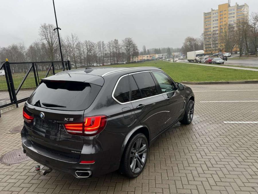 Grey BMW X5 2014 in Kaunas, with an engine capacity of 2.00 L and mileage of 233 thousand km for 17950 €, photo 10 on AUTOMOTO.COM.LV