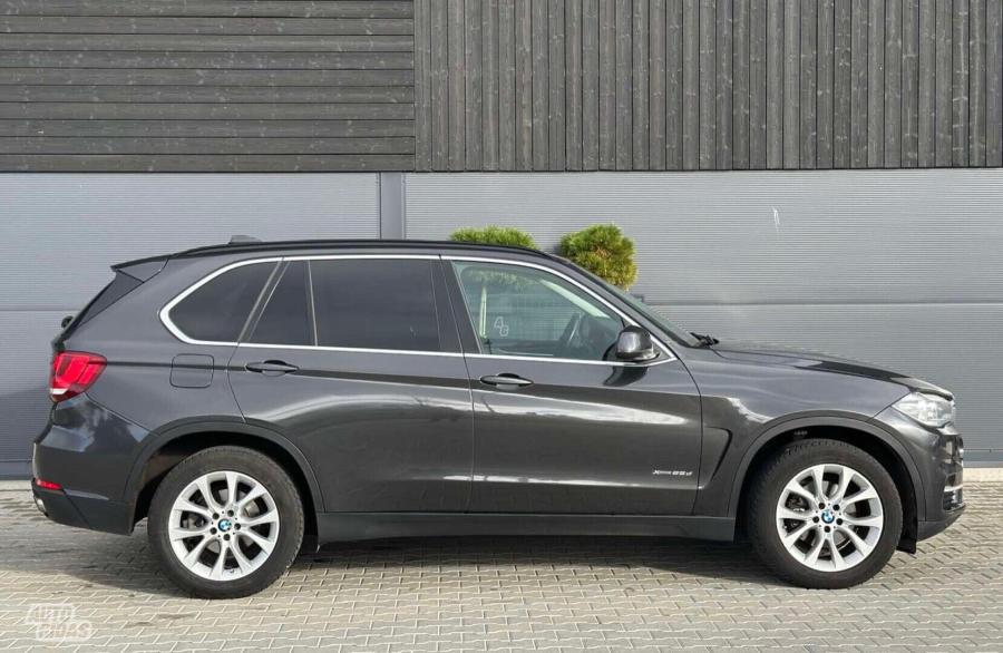 Grey BMW X5 2014 in Siauliai, with an engine capacity of 2.00 L and mileage of 310 thousand km for 17750 €, photo 6 on AUTOMOTO.COM.LV