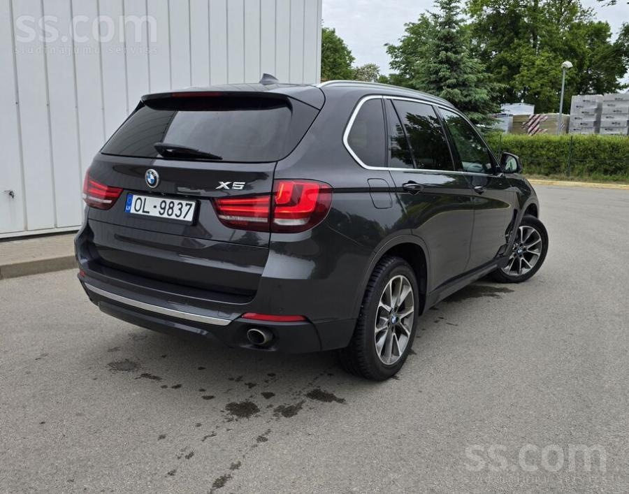 Grey BMW X5 2014 in Jelgava, with an engine capacity of 3.00 L and mileage of 281 thousand km for 17000 €, photo 5 on AUTOMOTO.COM.LV