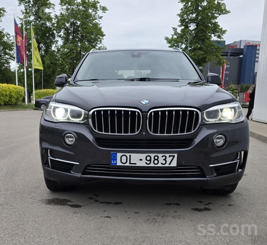 Grey BMW X5 2014 in Jelgava, with an engine capacity of 3.00 L and mileage of 281 thousand km for 17000 €, photo 7 on AUTOMOTO.COM.LV