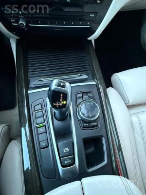 Grey BMW X5 2014 in Riga, with an engine capacity of 3.00 L and mileage of 331 thousand km for 14990 €, photo 12 on AUTOMOTO.COM.LV