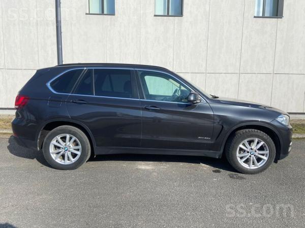 Grey BMW X5 2014 in Jelgava, with an engine capacity of 3.00 L and mileage of 315 thousand km for 17990 €, photo 2 on AUTOMOTO.COM.LV
