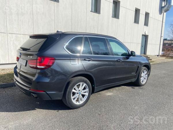 Grey BMW X5 2014 in Jelgava, with an engine capacity of 3.00 L and mileage of 315 thousand km for 17990 €, photo 3 on AUTOMOTO.COM.LV