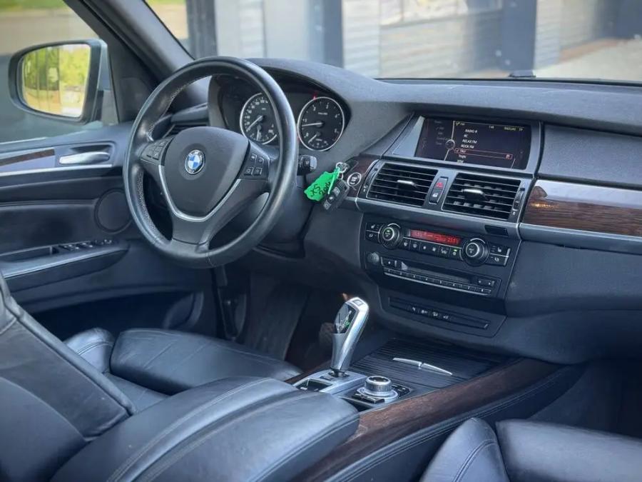 Grey BMW X5 2014 in Jelgava, with an engine capacity of 3.00 L and mileage of 193 thousand km for 12900 €, photo 16 on AUTOMOTO.COM.LV