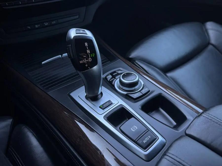 Grey BMW X5 2014 in Jelgava, with an engine capacity of 3.00 L and mileage of 193 thousand km for 12900 €, photo 19 on AUTOMOTO.COM.LV