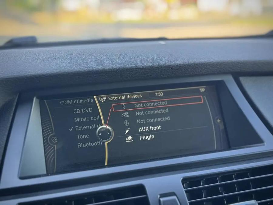 Grey BMW X5 2014 in Jelgava, with an engine capacity of 3.00 L and mileage of 193 thousand km for 12900 €, photo 23 on AUTOMOTO.COM.LV