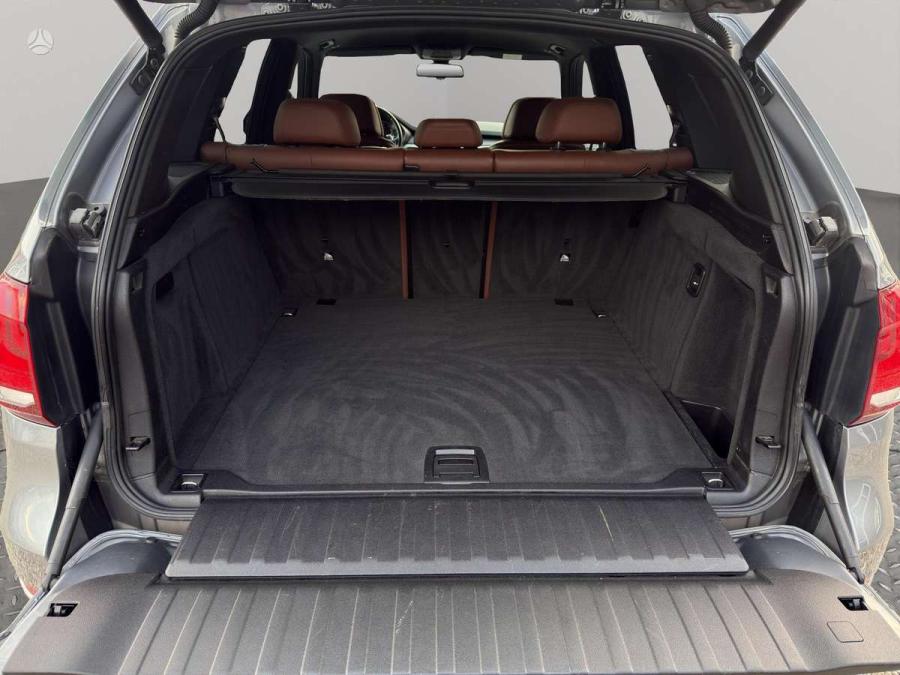 Grey BMW X5 2014 in Kaunas, with an engine capacity of 3.00 L and mileage of 325 thousand km for 19999 €, photo 11 on AUTOMOTO.COM.LV