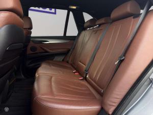 Grey BMW X5 2014 in Kaunas, with an engine capacity of 3.00 L and mileage of 325 thousand km for 19999 €, photo 12 on AUTOMOTO.COM.LV