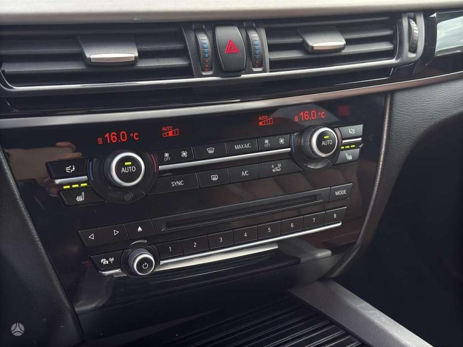 Grey BMW X5 2014 in Kaunas, with an engine capacity of 3.00 L and mileage of 325 thousand km for 19999 €, photo 17 on AUTOMOTO.COM.LV