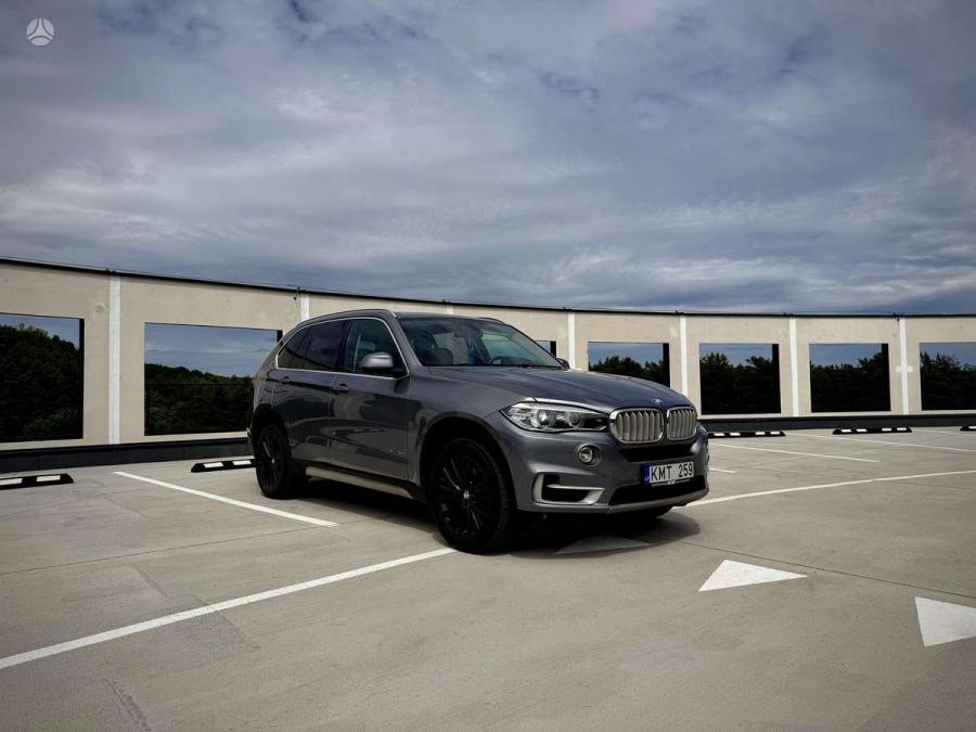 Grey BMW X5 2014 in Vilnius, with an engine capacity of 2.99 L and mileage of 287 thousand km for 14499 €, photo 1 on AUTOMOTO.COM.LV
