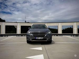 Grey BMW X5 2014 in Vilnius, with an engine capacity of 2.99 L and mileage of 287 thousand km for 14499 €, photo 3 on AUTOMOTO.COM.LV