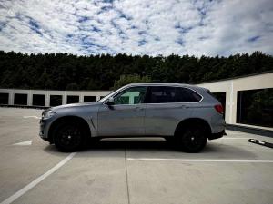 Grey BMW X5 2014 in Vilnius, with an engine capacity of 2.99 L and mileage of 287 thousand km for 14499 €, photo 5 on AUTOMOTO.COM.LV