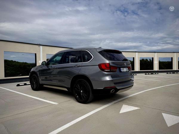 Grey BMW X5 2014 in Vilnius, with an engine capacity of 2.99 L and mileage of 287 thousand km for 14499 €, photo 5 on AUTOMOTO.COM.LV