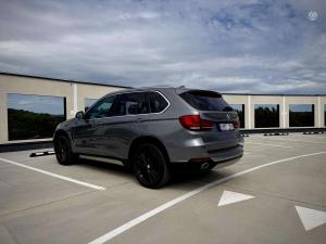 Grey BMW X5 2014 in Vilnius, with an engine capacity of 2.99 L and mileage of 287 thousand km for 14499 €, photo 6 on AUTOMOTO.COM.LV