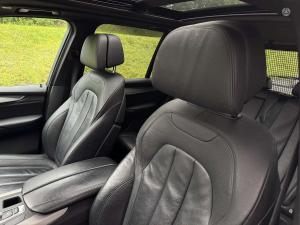 Pelēks BMW X5 2014 Alīta, ar dzinēja tilpumu 3.00 L un nobraukumu 338 tūkst. km par 13950 €, foto 9 vietnē AUTOMOTO.COM.LV
