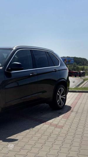 Grey BMW X5 2014 in Vilnius, with an engine capacity of 2.99 L and mileage of 281 thousand km for 18499 €, photo 5 on AUTOMOTO.COM.LV