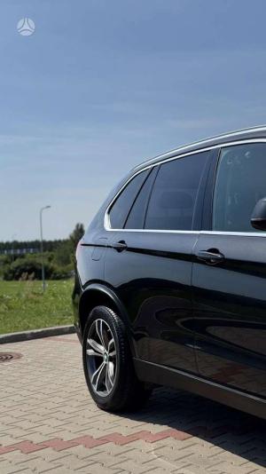 Grey BMW X5 2014 in Vilnius, with an engine capacity of 2.99 L and mileage of 281 thousand km for 18499 €, photo 6 on AUTOMOTO.COM.LV