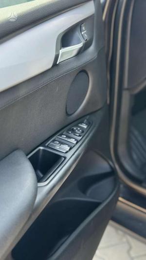 Grey BMW X5 2014 in Vilnius, with an engine capacity of 2.99 L and mileage of 281 thousand km for 18499 €, photo 23 on AUTOMOTO.COM.LV