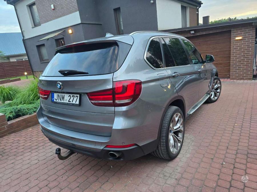 Grey BMW X5 2014 in Utena, with an engine capacity of 2.99 L and mileage of 308 thousand km for 13700 €, photo 5 on AUTOMOTO.COM.LV